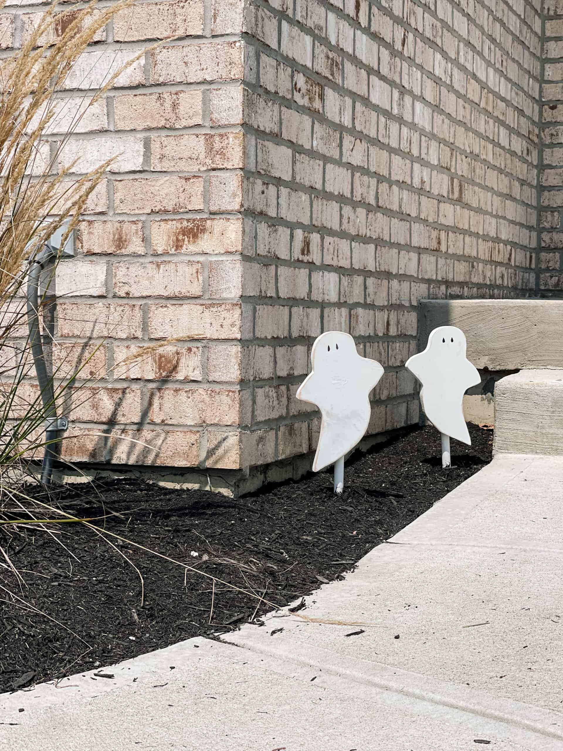 DIY Easy Wood Ghost Decor for Halloween:Free Download - Simply DIY Home